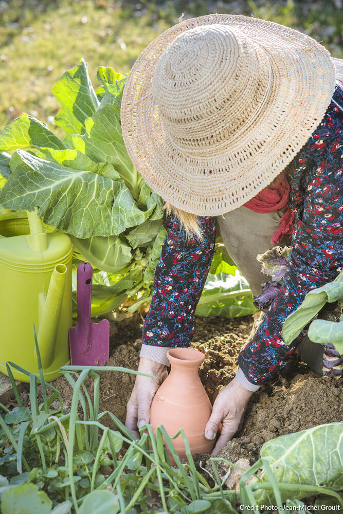 Utiliser les oyas au jardin pour moins arroser | Détente jardin
